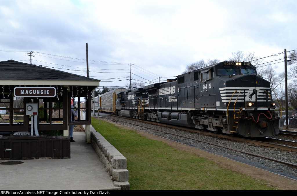 NS C40-9W 9415 leads 18N